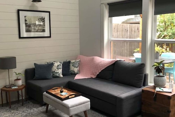 This Light, Bright Cottage Is Located In St Johns In Portland - Beaverton, OR