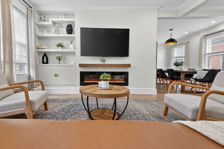 Rare 10br Near Downtown Boston Private Parking, Backyard & Walk To Train - Boston, MA