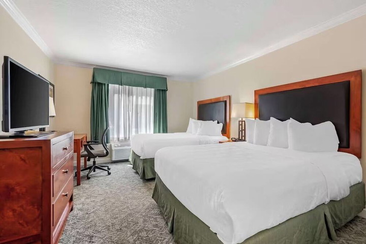 Two Pet-friendly Standard Rooms | 2 Queens + Free Breakfast & Indoor Pool Access - Eagle, CO