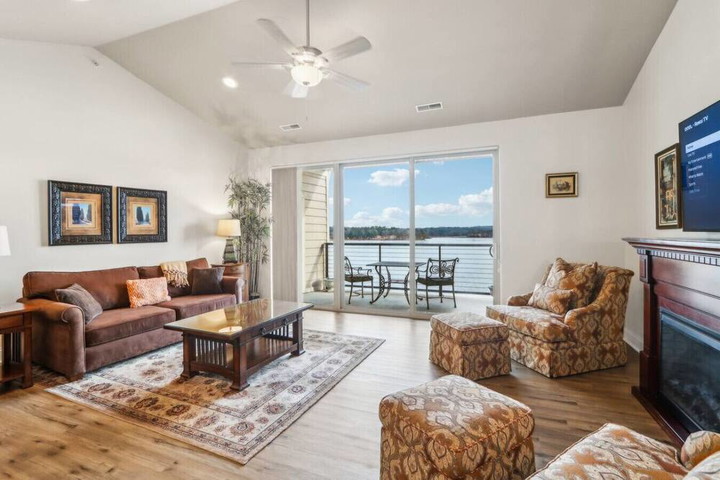 Beachfront Dream Escape Waterfront At Delton Grand - Lake Delton, WI