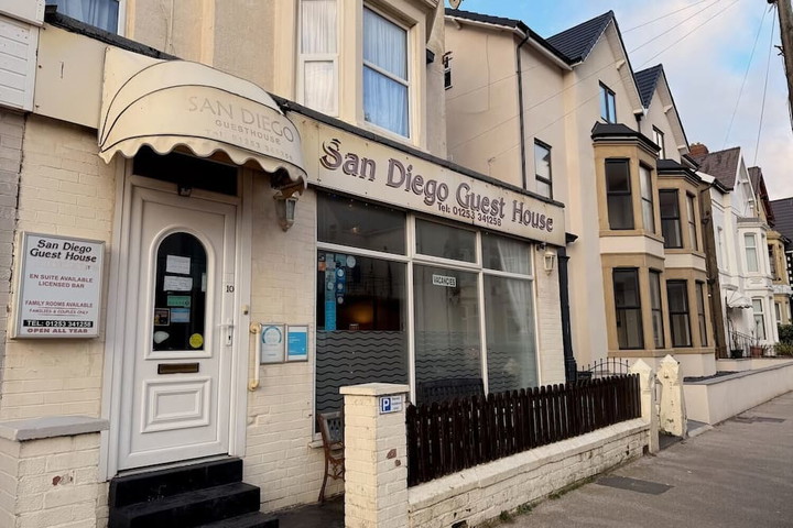 Pleasure Beach Pet-friendly San Diego Guesthouse - Lytham St Annes
