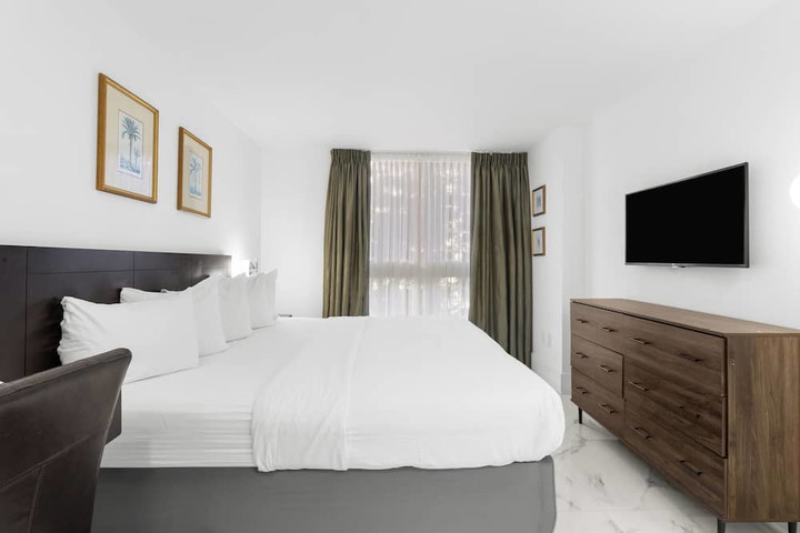 Upscale Suite Retreat W/ Kitchen , Pool Access | 0.4 Mi To Cocowalk Shopping - Miami
