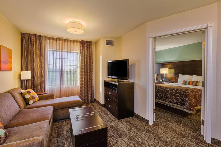 Equipped King Suite Near Downtown | Free Daily Breakfast + Indoor Pool - Bismarck, ND