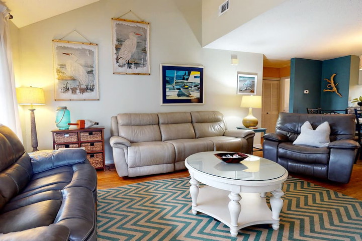 Elevate Pet Friendly Cottage, Short Stroll To Beach. Community Pool Access - Isle of Palms, SC