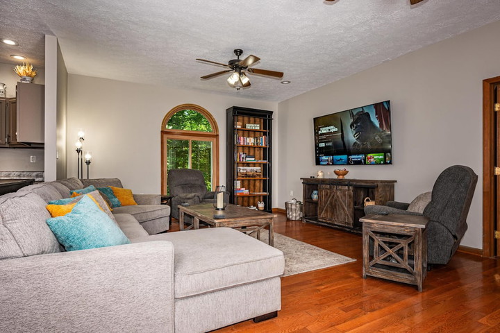 Private Hilltop Retreat | Hot Tub & 15 Min To Nashville3br, 3.5 Ba - Nashville, IN