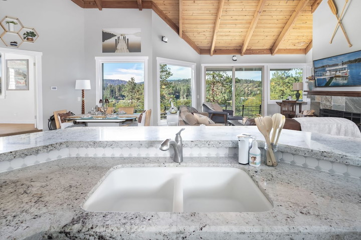 Spectacular Lake View Home, 3100 Sft, A/c, Spa, Steps To Lake - San Bernardino, CA