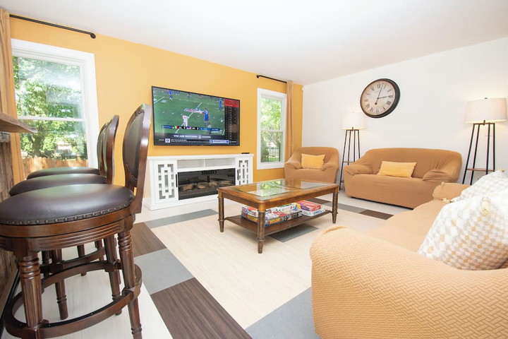 River Park Paradise W/ Fire Pit & Chef's Kitchen - Naperville