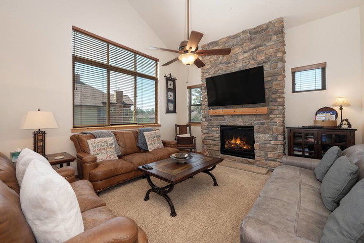 Mountain View Condo W/ Fireplace & Hot Tub - Winter Park, CO