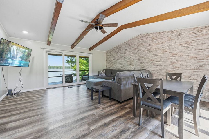 4 Bedroom Cabin Featuring Breathtaking Views And Clean Water Just Steps Away! - Alexandria, MN