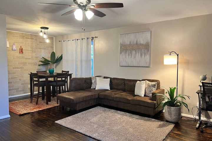 Entire 3 Bedroom Home, Quiet & Safe Neighborhood - Peoria, IL