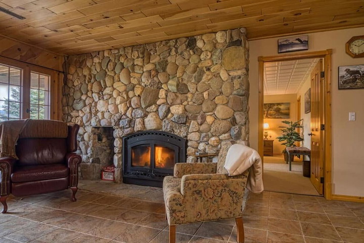 Log Home W/ Lake View & Backyard - Invermere