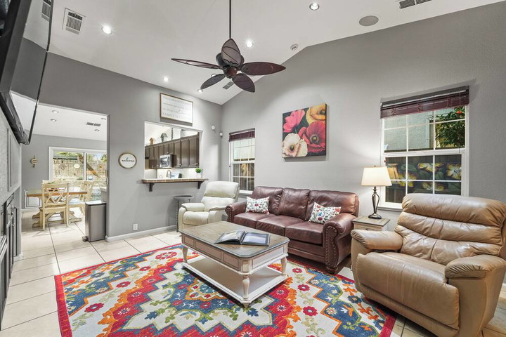 An Upscale, Pet-friendly Three-bedroom Turlock Retreat - Modesto, CA