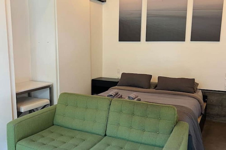 Bright Minimalist Studio Walkable To Piedmont Ave - Oakland, CA