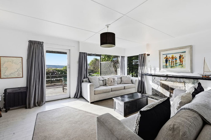 Wharewaka Bach - Lake Taupo Holiday Home - Taupō