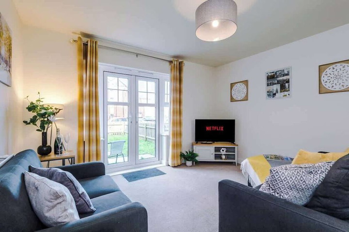 Spacious Home, Ideal For Professionals, Sleeps 8! - Crewe