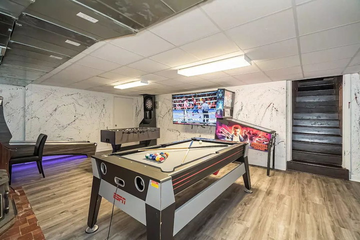 Retreat Home, Swimming Pool, Jacuzzi, Sauna, Game Room, Basketball Court . - Alton, IL