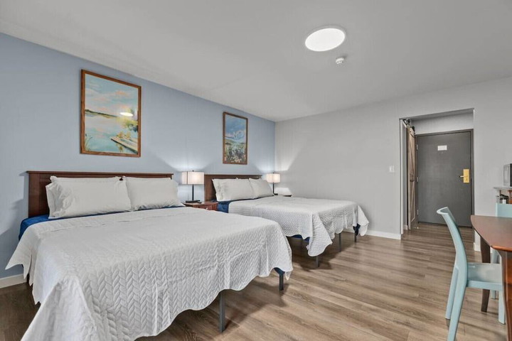 Victorian Inn #246 | 2 Queen Beds - Wisconsin