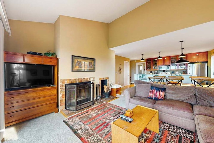 Updated Condo In Glen Arbor With Lake Michigan Views, Fireplace, Deck, W/d - Glen Arbor, MI