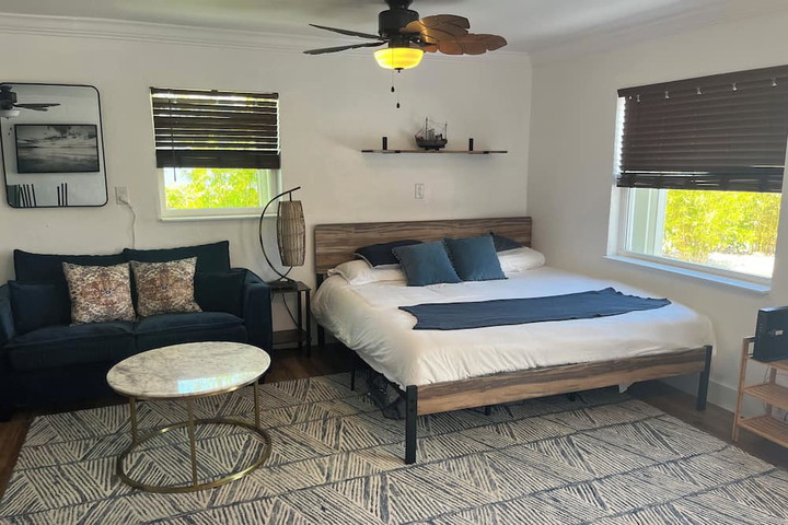 Peaceful Waterfront Efficiency~dolphins, Manatees And Island Vibes - Marco Island, FL