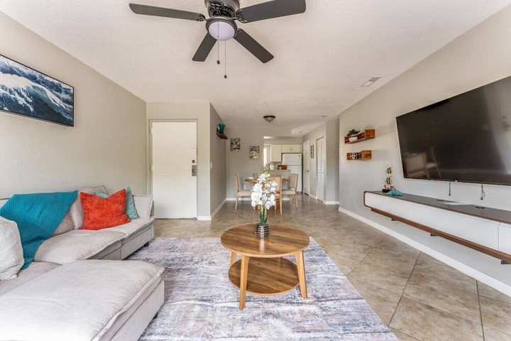 New Coastal 2br | Pools + Balcony Near Beach - Sarasota, FL