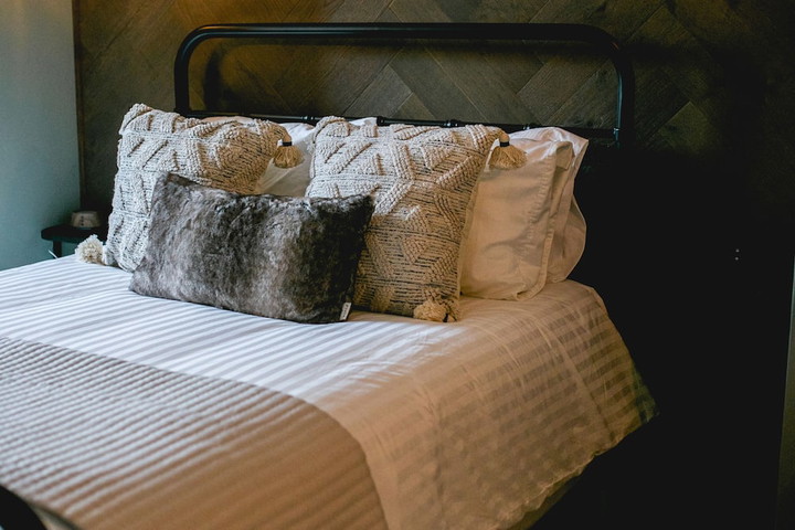 Experience Charming Jacksonville! This 1 Br Queen Guest Room At The Historic Inn Is Perfect For A Wine Country Retreat. Walkable Location, Antique Charm, And A Comfortable Queen Bed. - Jacksonville, OR