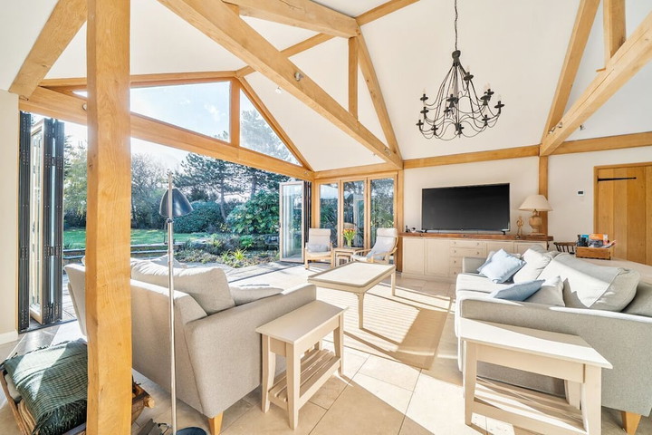 West Wittering Family Beach Escape  Sleeps 8, Garden & Dog Friendly - Bracklesham Bay