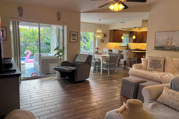 Poolside Paradise Minutes To Beaches - Venice, FL