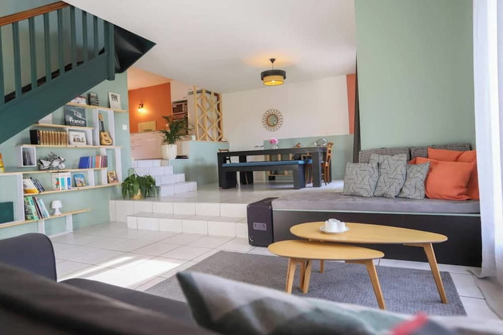 This Villa Is A 5 Bedroom(s), 1.5 Bathrooms, Located In Sévrier, Auvergne-rhône-alpes. - Annecy-le-Vieux