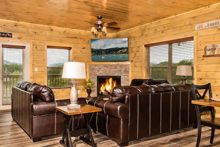 Firefly Is A Spacious, Yet Cozy, Four-bedroom Cabin In Bear Cove Falls. - Great Smoky Mountains National Park