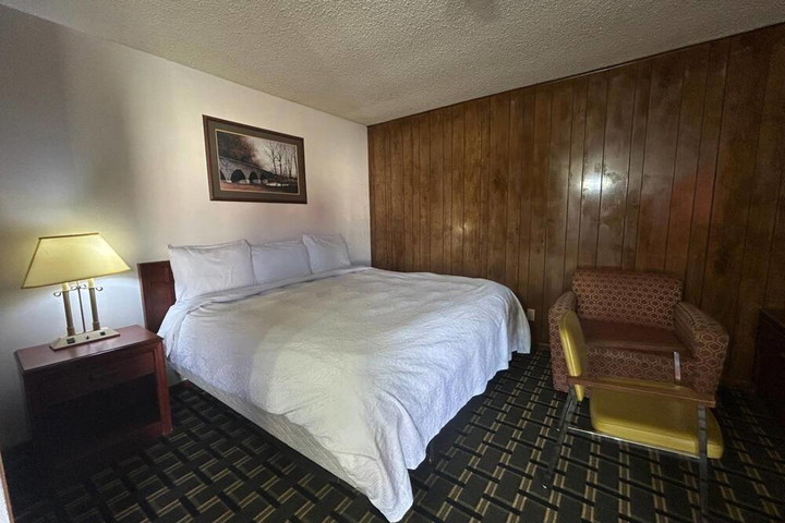 Queen Room Retreat In Broken Bow, Great For Quick Stays And Near Attractions - Nebraska