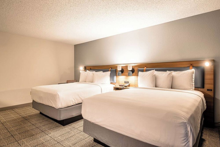 Modern Comfort In Richardson | Pool, Gym & Pets Are Welcome - Richardson, TX