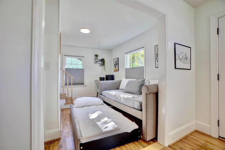 Gather! Pingpong~6br~porchtv~walk Dtwn~pets~15+ - Raleigh, NC