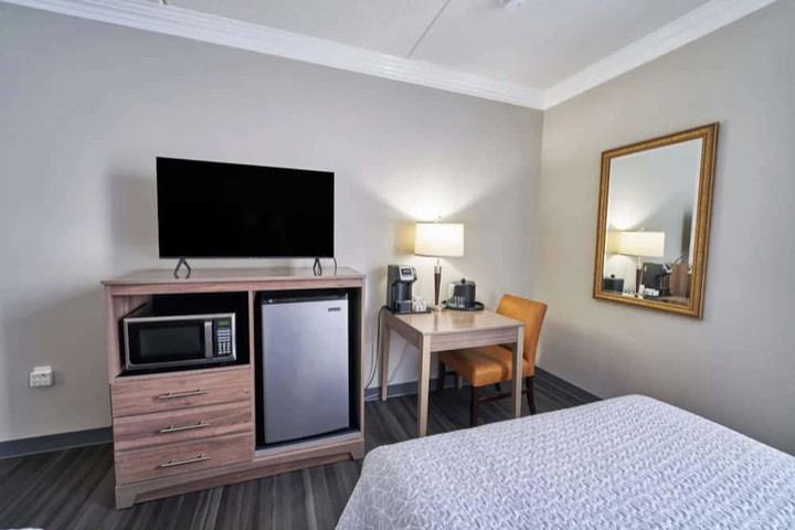 Queen Bed Room Handicap - Dartmouth