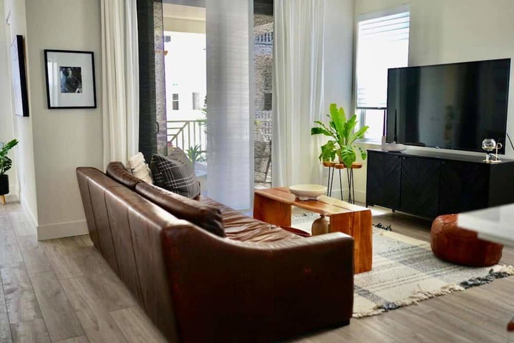 Family-sized House With Huge Kitchen And Patio - Palo Alto, CA