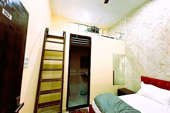 Shree Pria Ju Dham Room Near Maa Vaishnav Devi Statue Stay In Vrindavan - Vrindavan