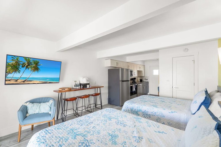 Off The Charts Inn - Double Efficiency Room - Cabo Coral