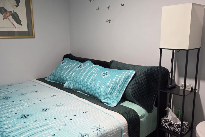Cozy 1-king Size Bedroom House In Quiet Waterbury With 75" Tv In Your Bedroom. - Waterbury, CT