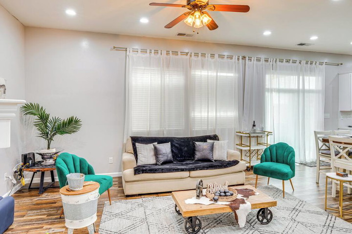 8 Mi To Beach Park: Bakersfield Gem W/ Yard! - Bakersfield, CA