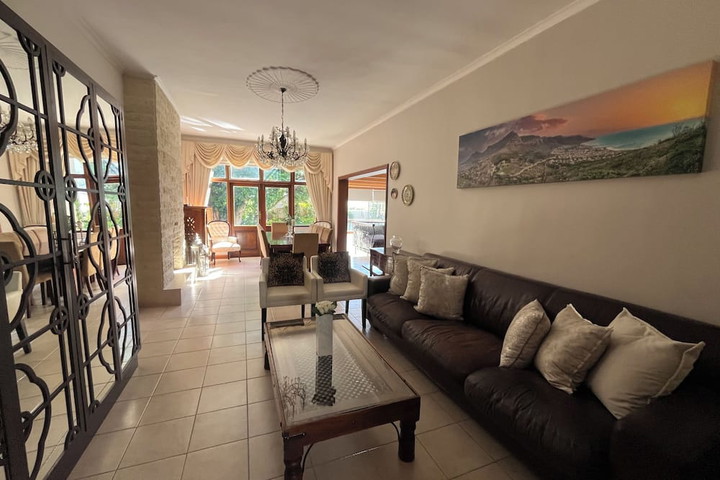 Buxton Villa Retreat - Spacious Family Villa - Pool & Mountain Views - Camps Bay