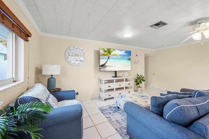Relax By The Waves: Stylish Beach Getaway With A Backyard Haven - Fort Pierce, FL
