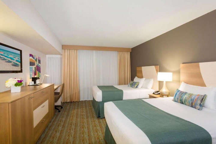 Where Great Vacations And Lasting Memories Begin! Outdoor Pool, Walk To Beach! - Key Biscayne, FL
