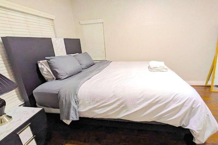 Spacious 5-bedroom Hotel In Lovely Uvalde With Wifi, Ac - Uvalde, TX