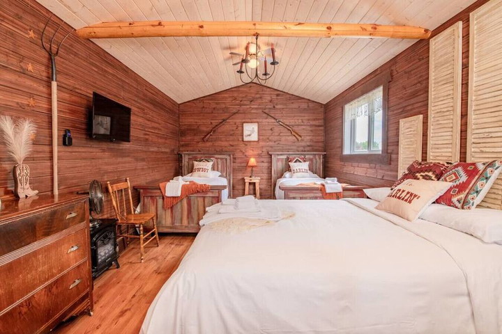 The Bunkhouse Cabin With Spa Access - Alberta