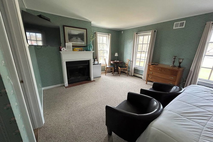 The Bond Inn Room #10 - Bolton Landing