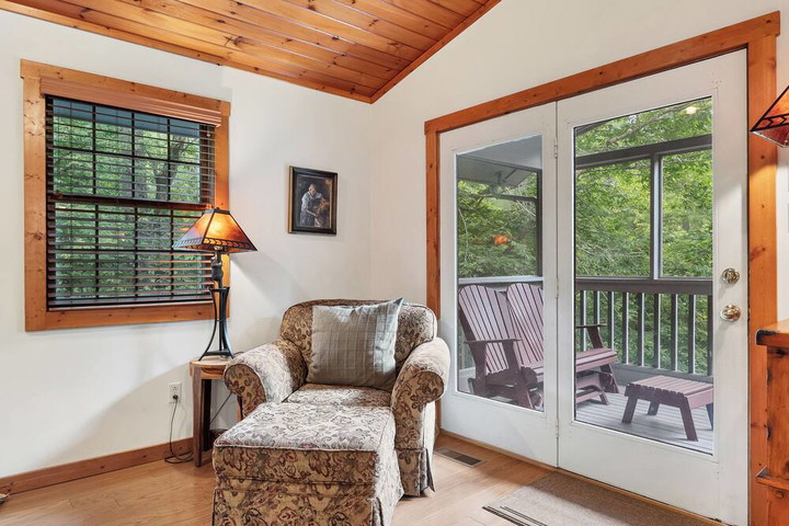 This Cozy Home Has The Cabin Feel . Has A Pool Table And Wood Burning Fire-place - Townsend, TN