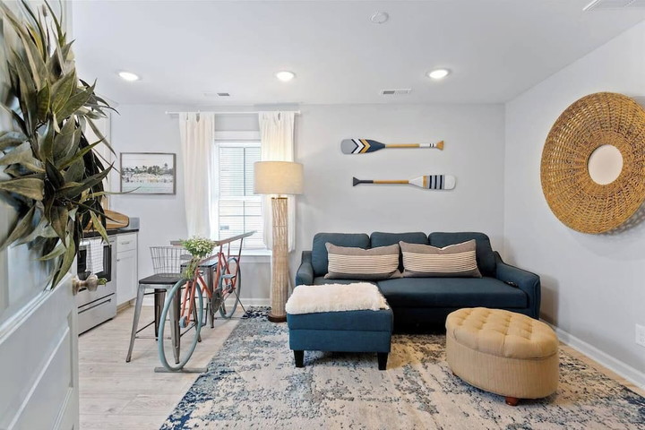 Downtown Retreat Private Balcony - Newport News, VA