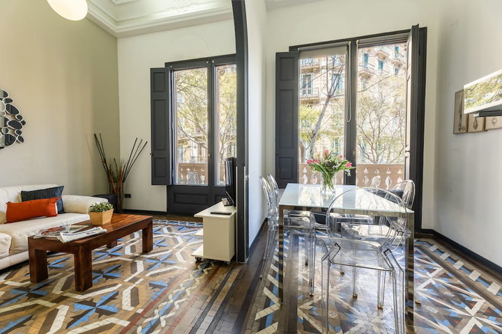 Split Level 4 Bedroom/3 Bath/8 Sleeps - Barcelona