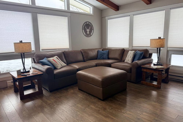 Bright & Clean Chalet With Hot Tub - Donegal, PA