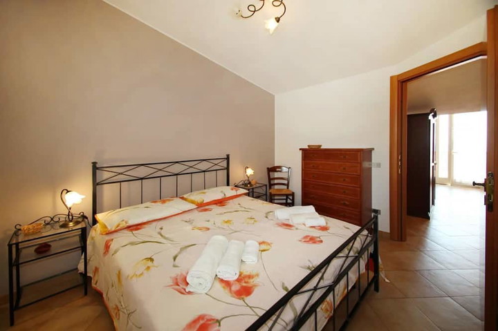 La Terrazza Sul Mare Is An Elegant Top-floor Apartment Designed For Those Who Want To Experience The Authentic Atmosphere Of Sicilian Seaside Villages, Surrounded By Ceramics, Sea Views, And Tranquility.inside, You Will Find A Bright Living Room With A F - Santo Stefano di Camastra