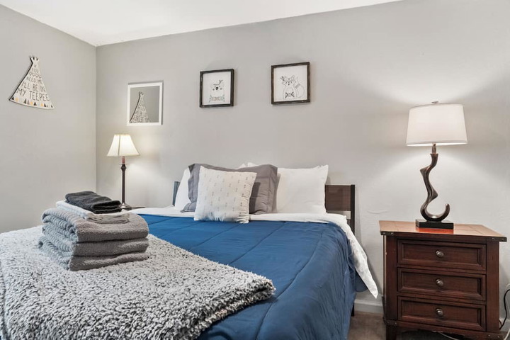 10/04 Now Available Updated 2br Minutes From Downtown- Backyard & Firepits - Colorado Springs, CO